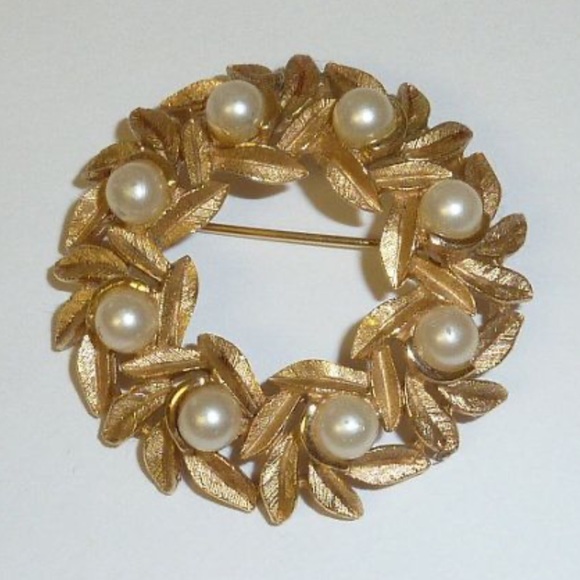 Avon | Jewelry | Nwt Avon Iconic Pearly Gold Tone Wreath Brooch In ...